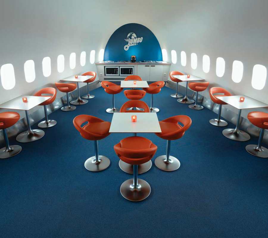 Jumbo Stay Hostel, el hotel que funciona dentro de un avión